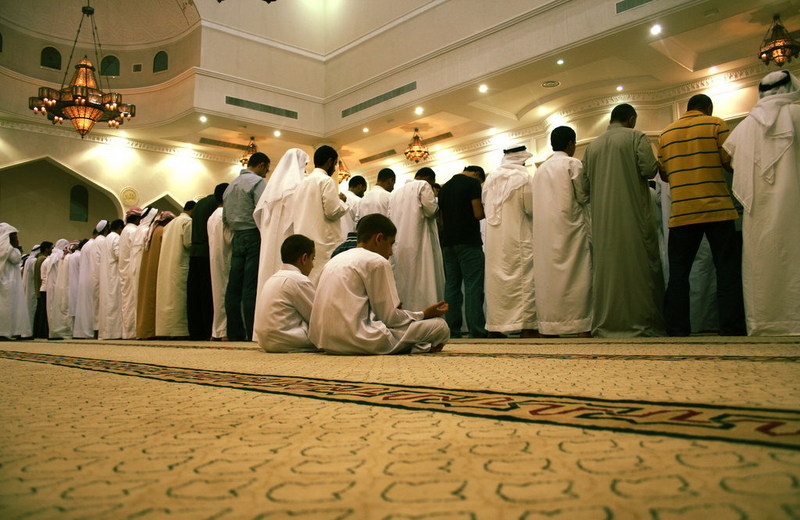 Joining Feet to Straighten Prayer-Rows: Is it a Sunnah? – The Humble I